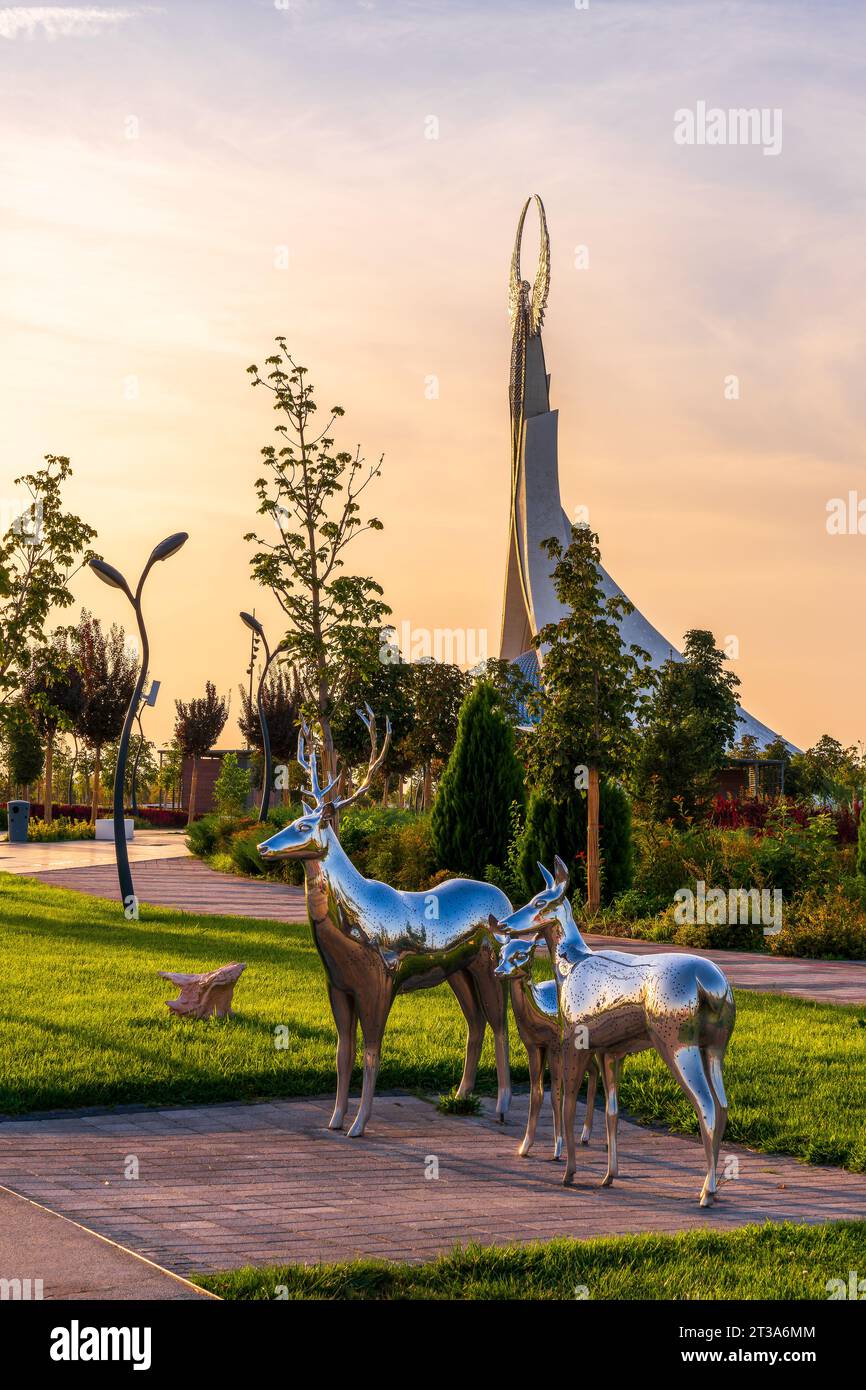 UZBEKISTAN, TASHKENT - SEPTEMBER 15, 2023: Monument of Independence in ...