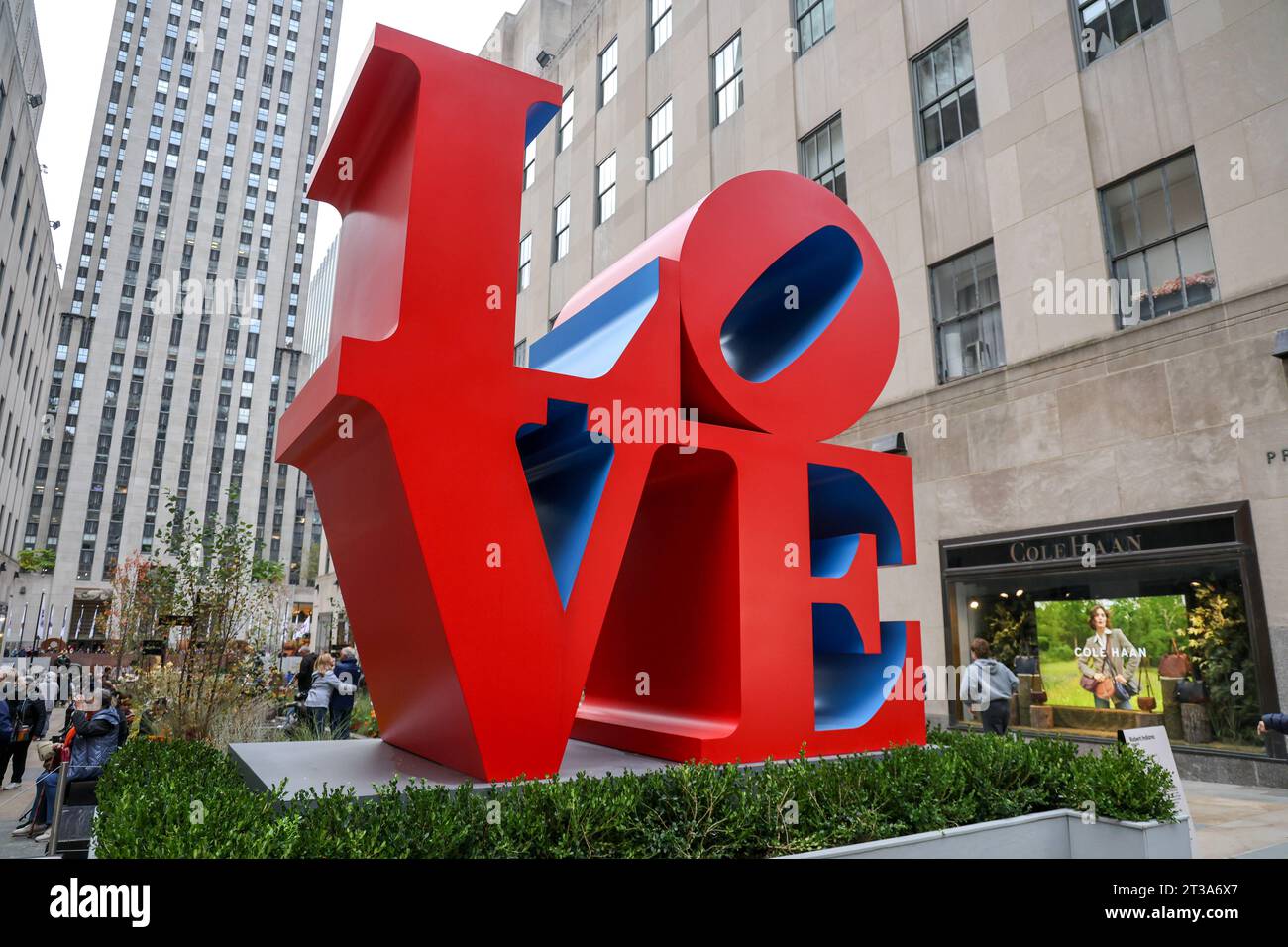 USA, Vereinigte Staaten von Amerika, New York City, 22.10.2023: Love ...