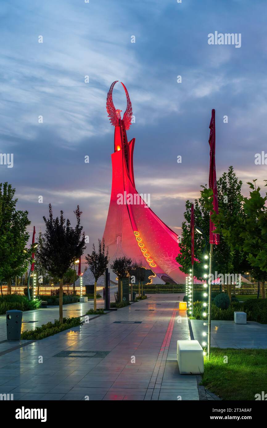 UZBEKISTAN, TASHKENT - SEPTEMBER 15, 2023: Illuminated monument of ...
