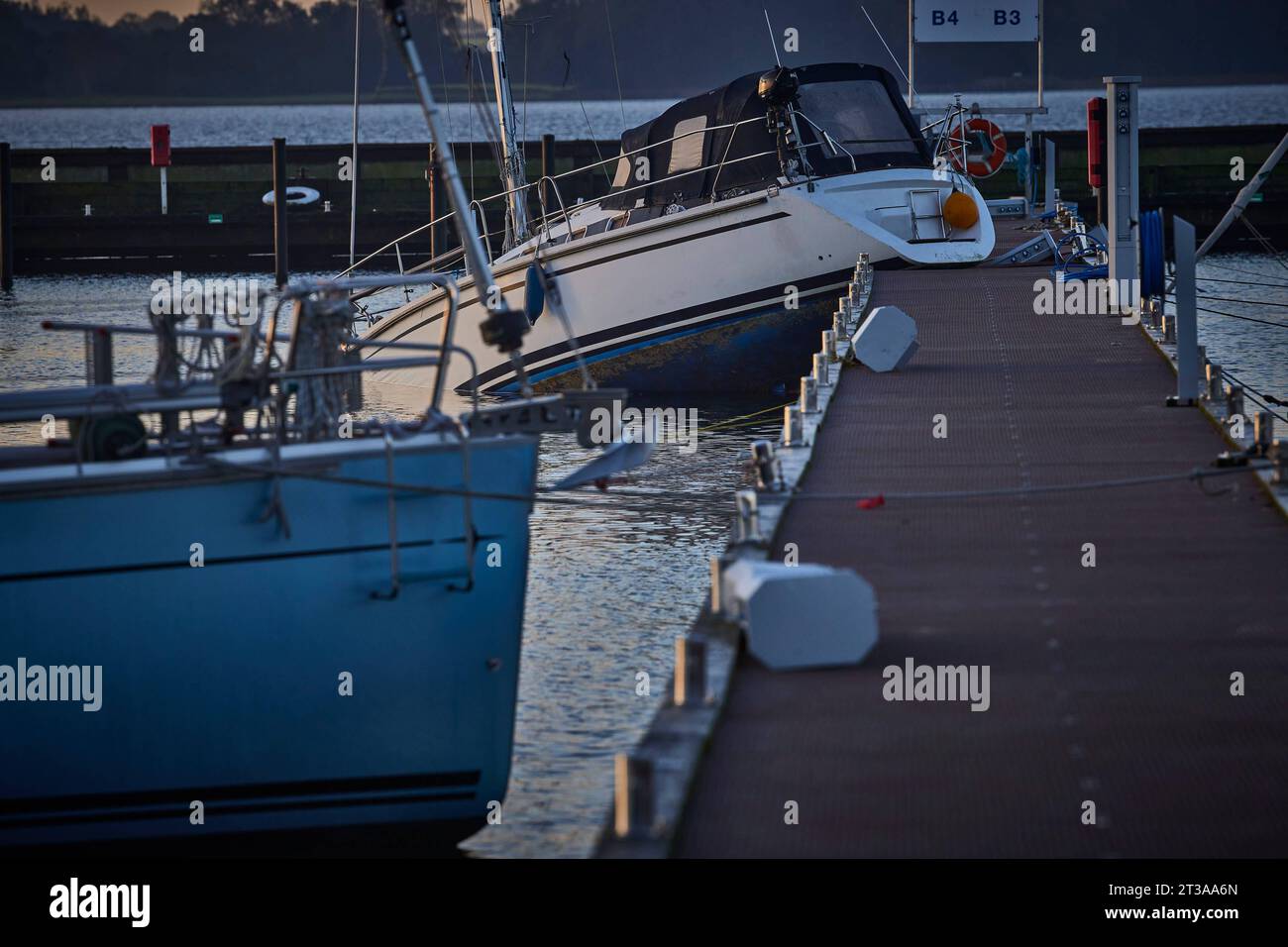 Folgen des Oststurmes im Oktober 2023 Die Marina Maasholm an der Schlei gleicht einem ...
