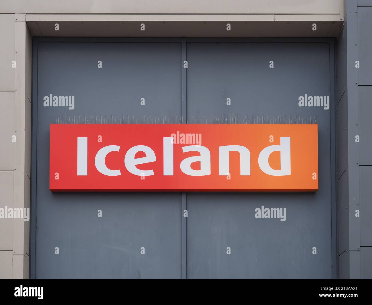 INVERNESS, UK - SEPTEMBER 13, 2023: Iceland store sign Stock Photo - Alamy