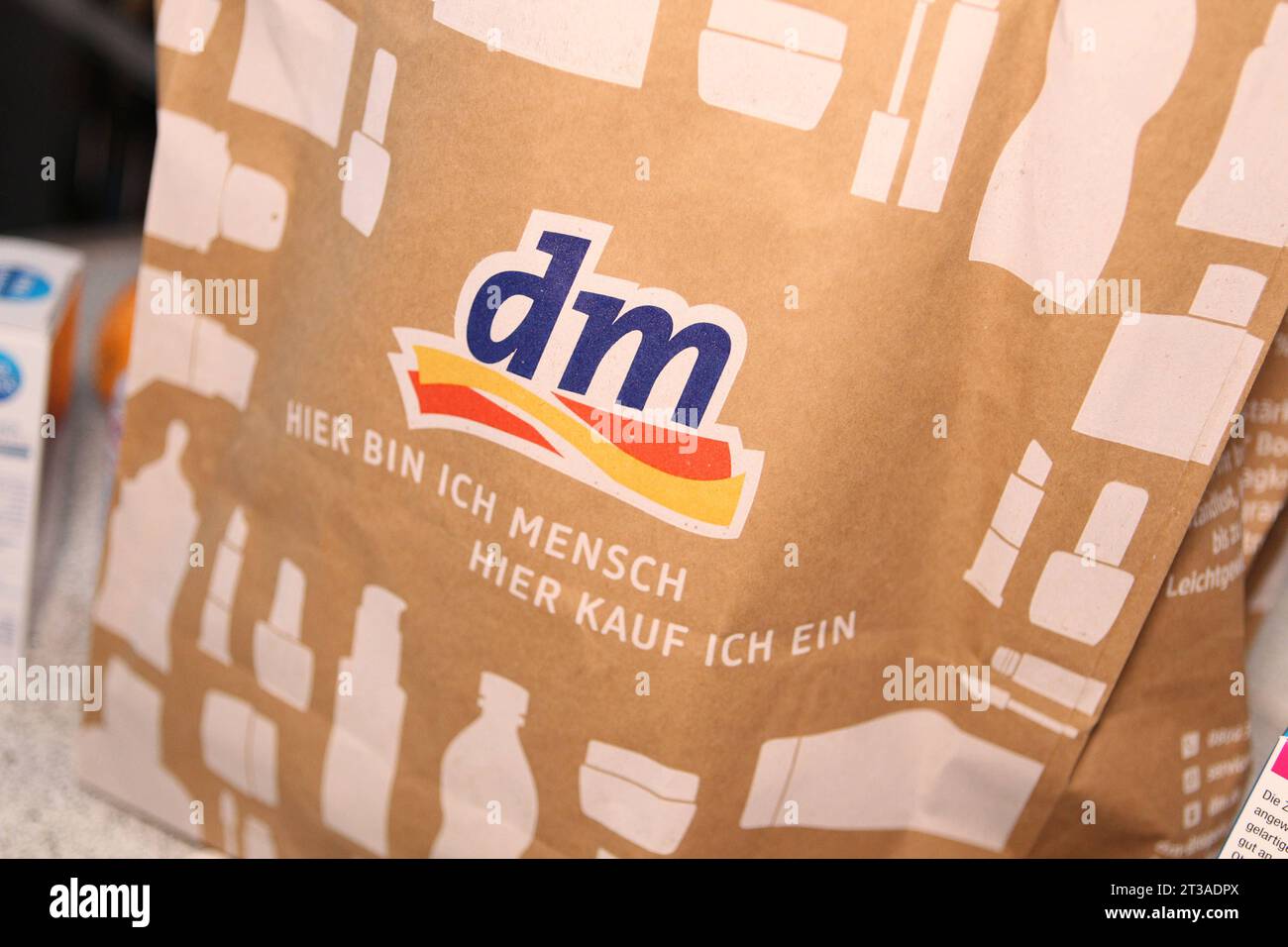 Eine Papiertüte der Drogeriemarktkette dm steht auf der Arbeitsplatte ...