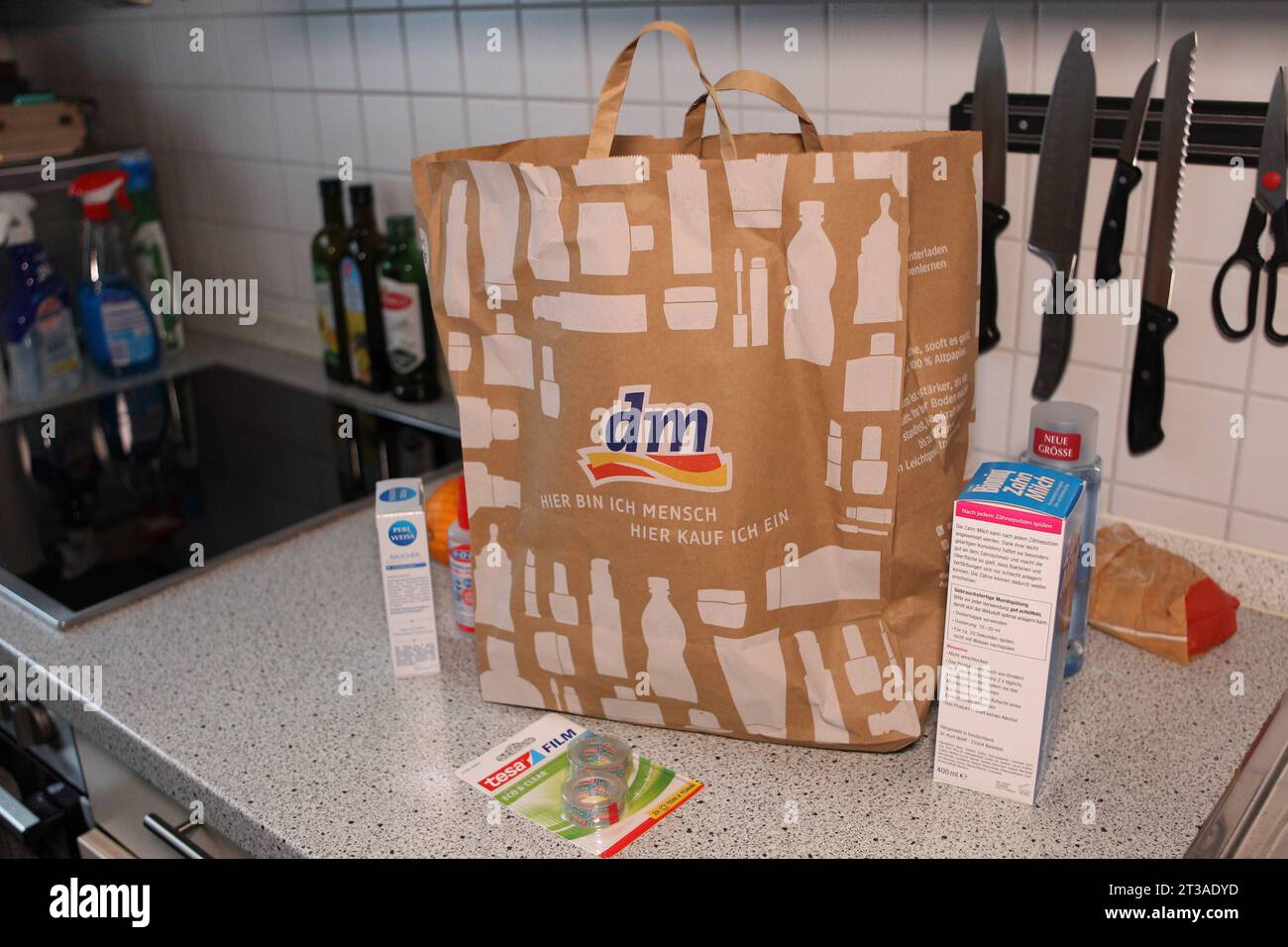 Eine Papiertüte der Drogeriemarktkette dm steht auf der Arbeitsplatte ...