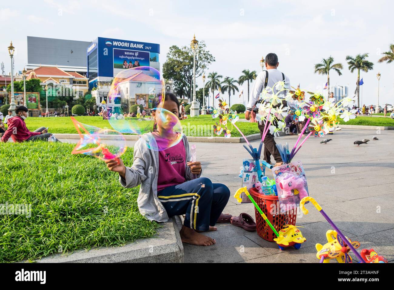 Cambodia, Phnom Penh, young peddler Stock Photo - Alamy