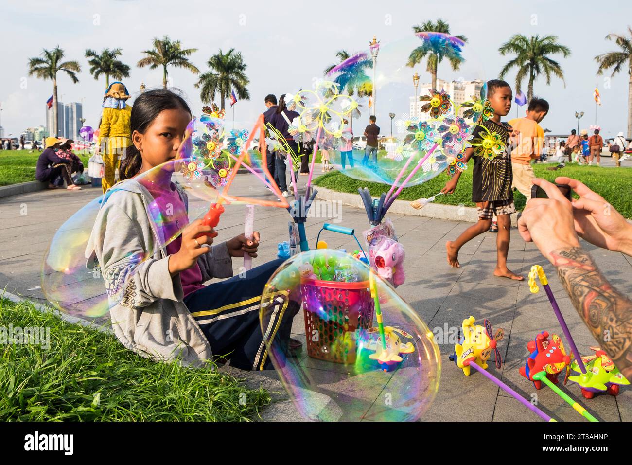 Cambodia, Phnom Penh, young peddler Stock Photo - Alamy