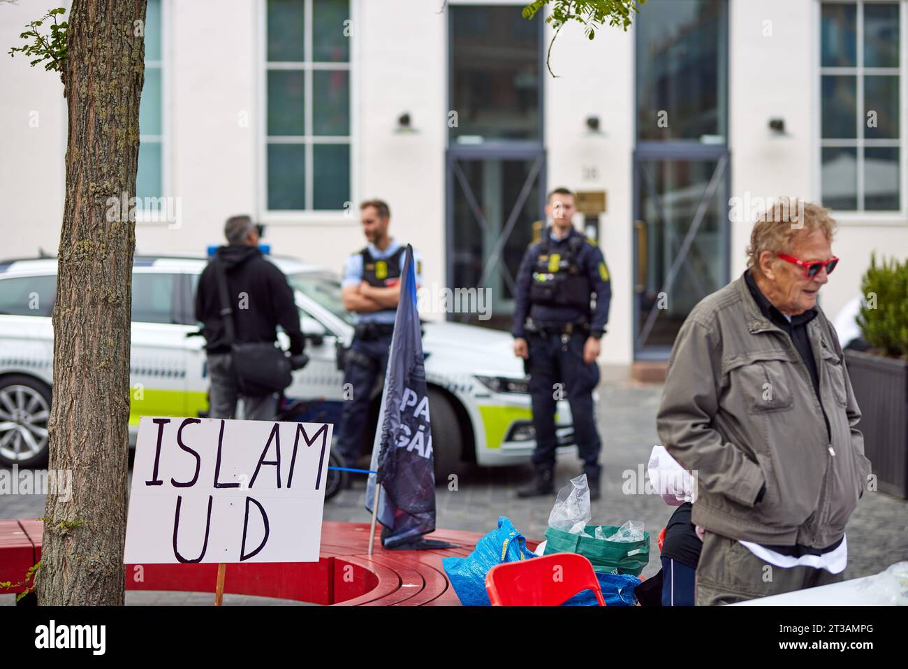 Patrioterne Går Live, Danish far-right activists, "Islam Ud" ('Islam ...
