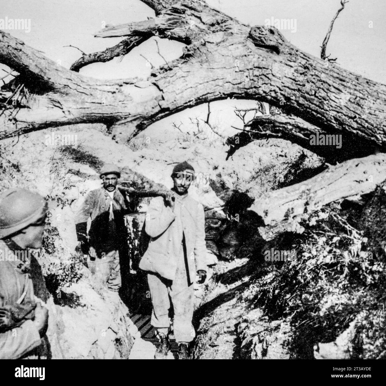 Photography , Soup chore in the trenches , French soldiers bring soup ...
