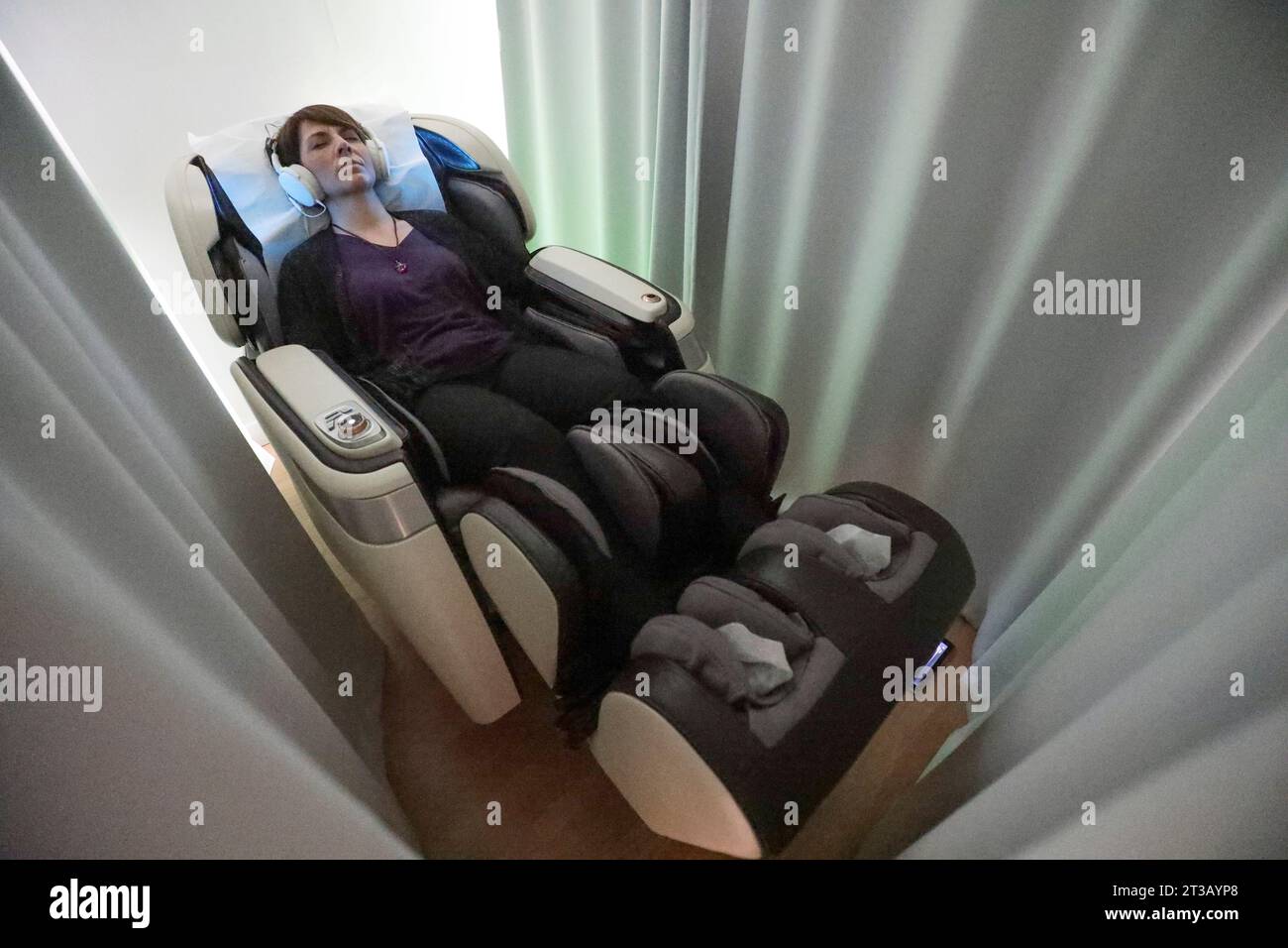 ZZZ Bar à Sieste FIRST NAPPING BAR IN THE WORLD IN PARIS Stock Photo ...