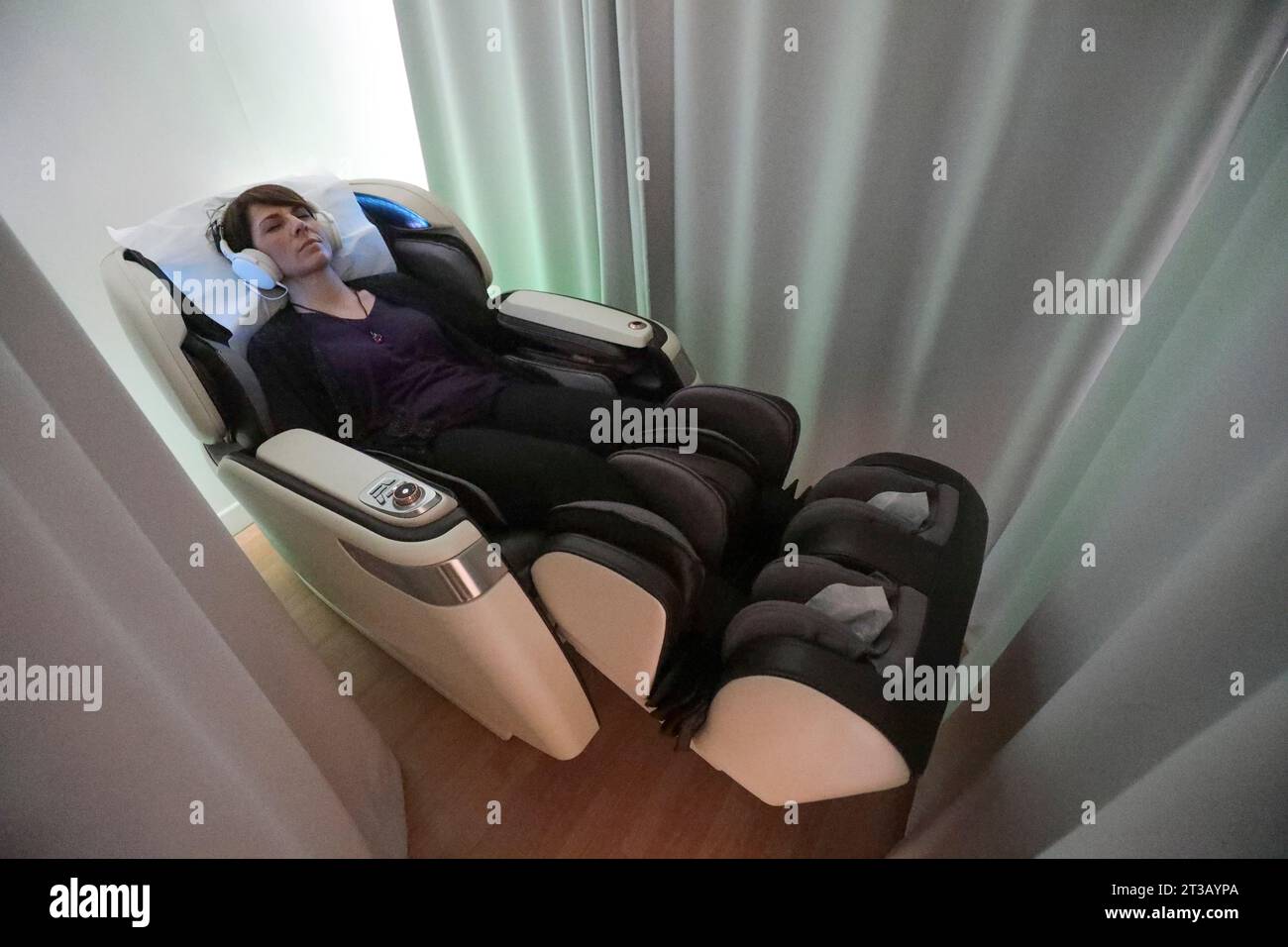 ZZZ Bar à Sieste FIRST NAPPING BAR IN THE WORLD IN PARIS Stock Photo ...