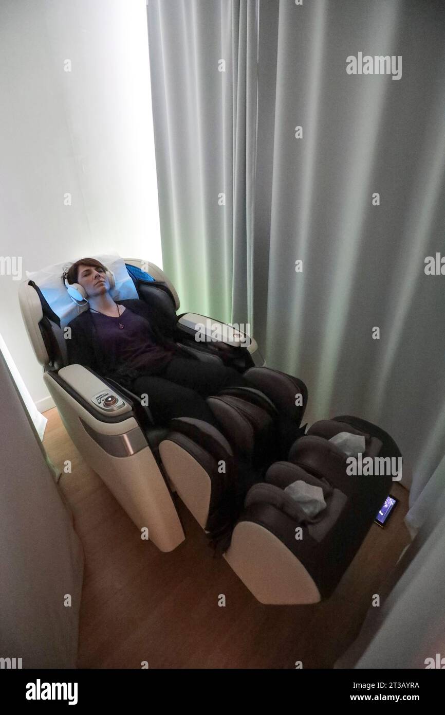 ZZZ Bar à Sieste FIRST NAPPING BAR IN THE WORLD IN PARIS Stock Photo ...