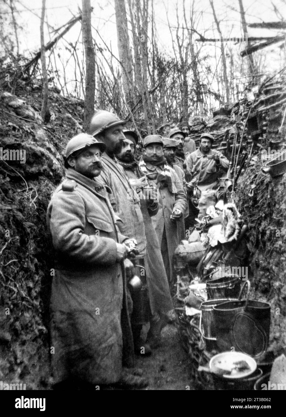 Soup time for French soldiers inside a trench during the first world war Stock Photo - Alamy