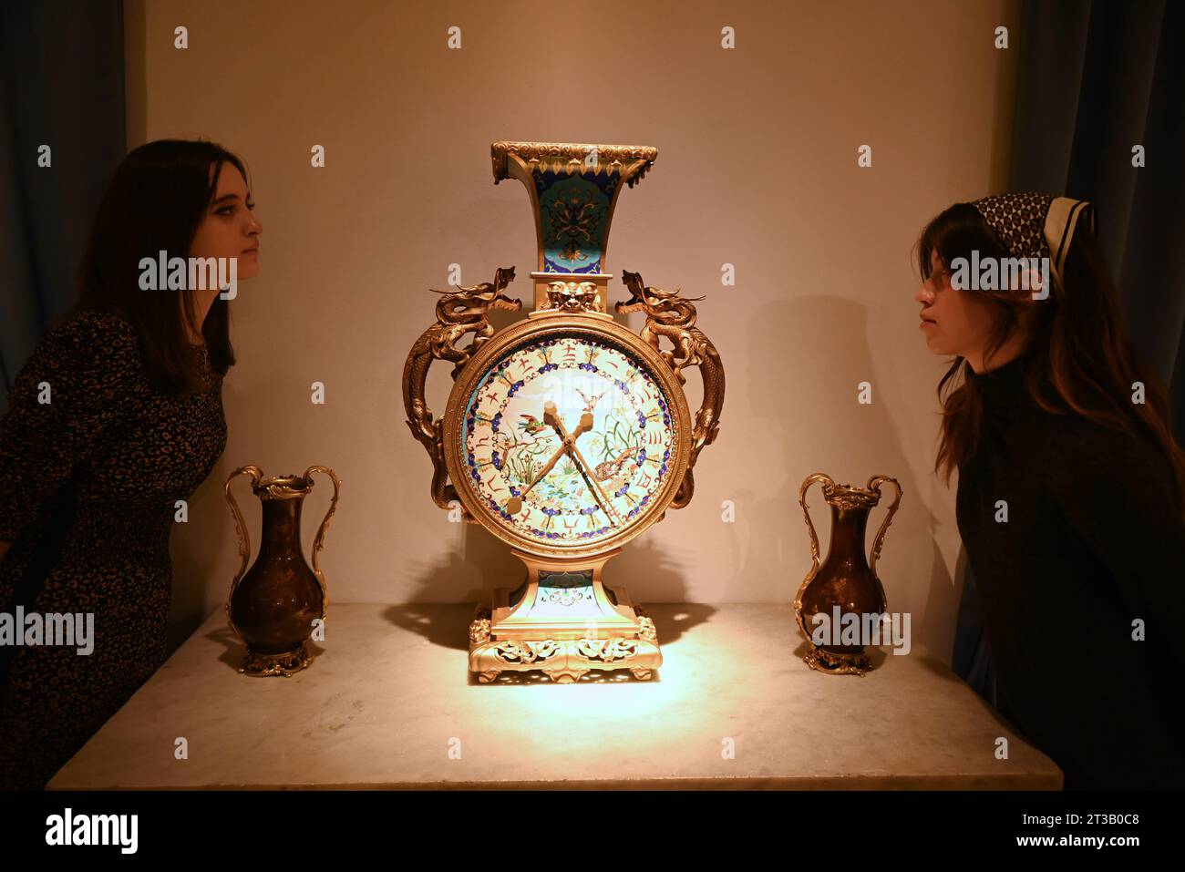 William de morgan vase hi-res stock photography and images - Alamy