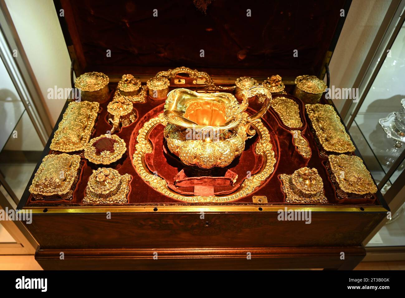 William de morgan vase hi-res stock photography and images - Alamy
