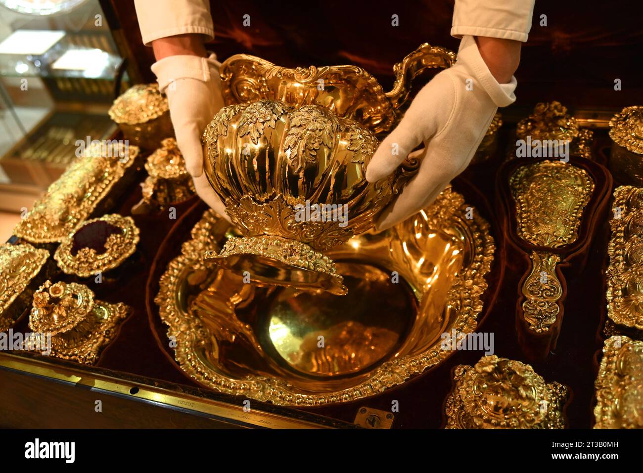 William de morgan vase hi-res stock photography and images - Alamy