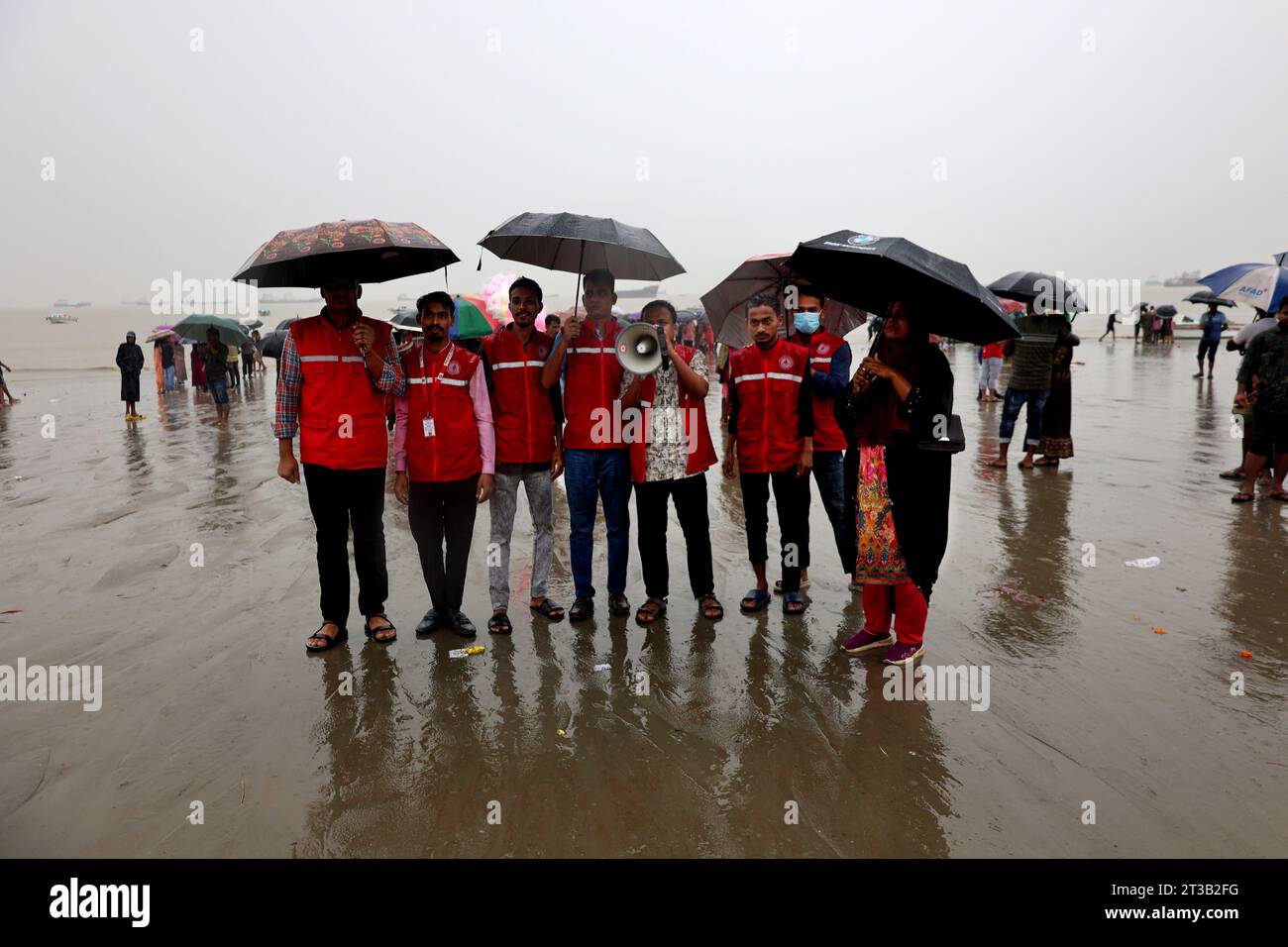 Chittagong, Potenga, Bangladesh. 24th Oct, 2023. Volunteers are miking ...