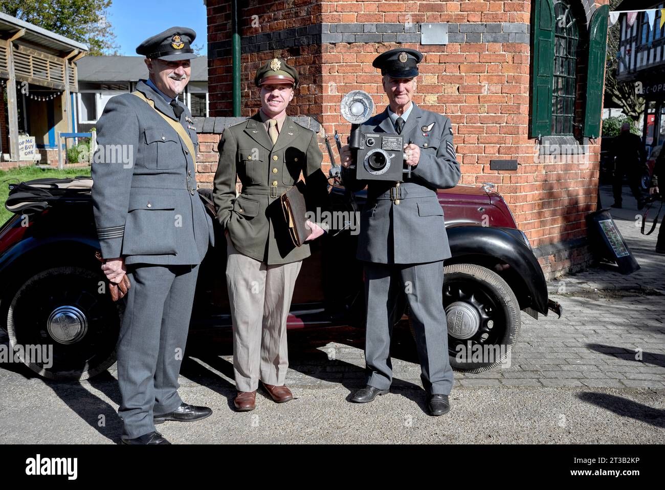 WW2 allies. British and American serviceman WW2 1940s reenactment. England UK Stock Photo - Alamy