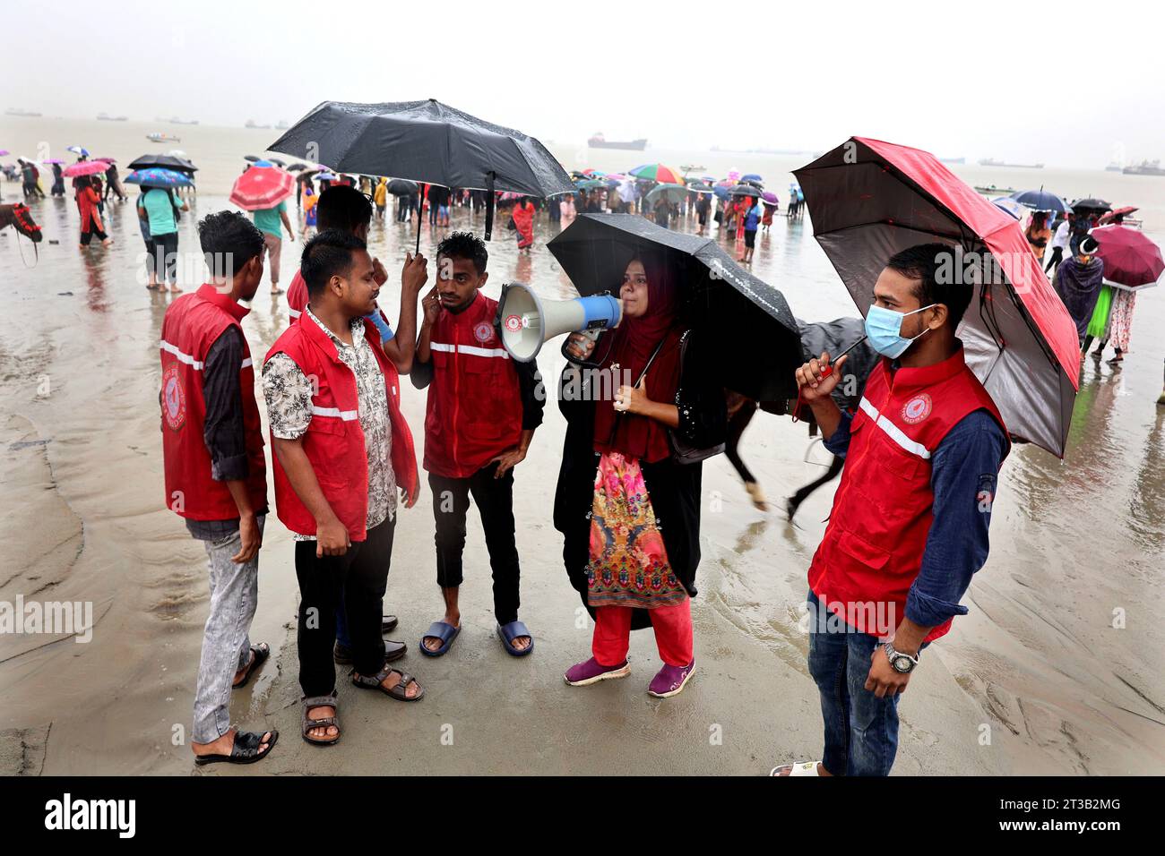 Chittagong, Potenga, Bangladesh. 24th Oct, 2023. Volunteers are miking ...