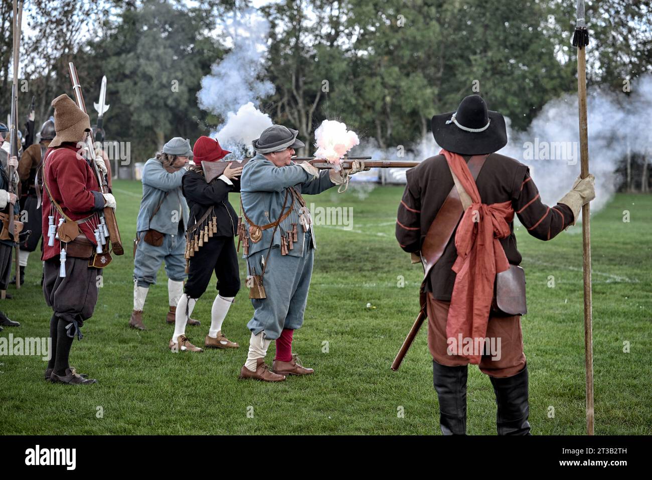 Sealed Knot reenacting the "Battle of Edge Hill" which took place on ...
