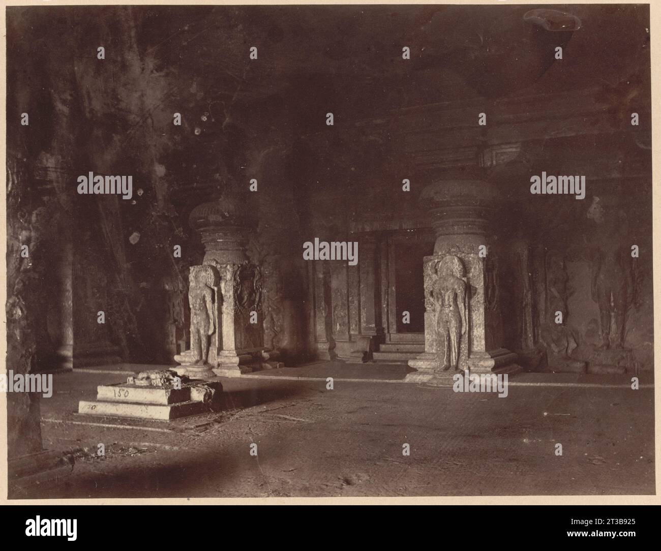 Back wall of Indra Sabha, Cave 33, Ellora Caves, India Stock Photo - Alamy