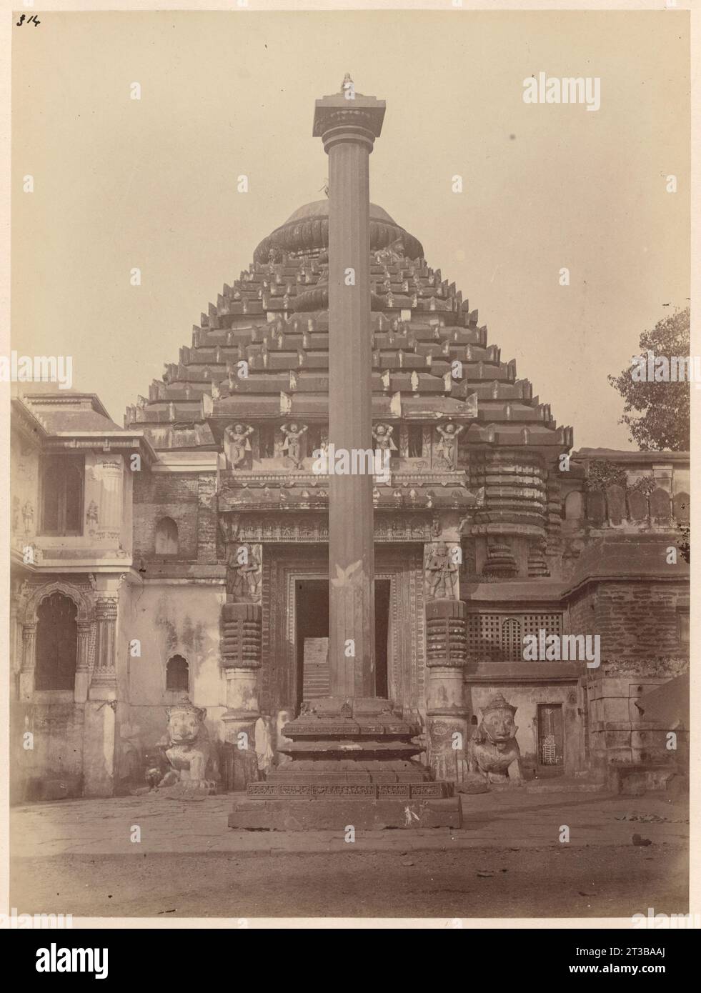 Lion Gate and Aruna-stambha, Jagannath Temple, Puri, India Stock Photo ...