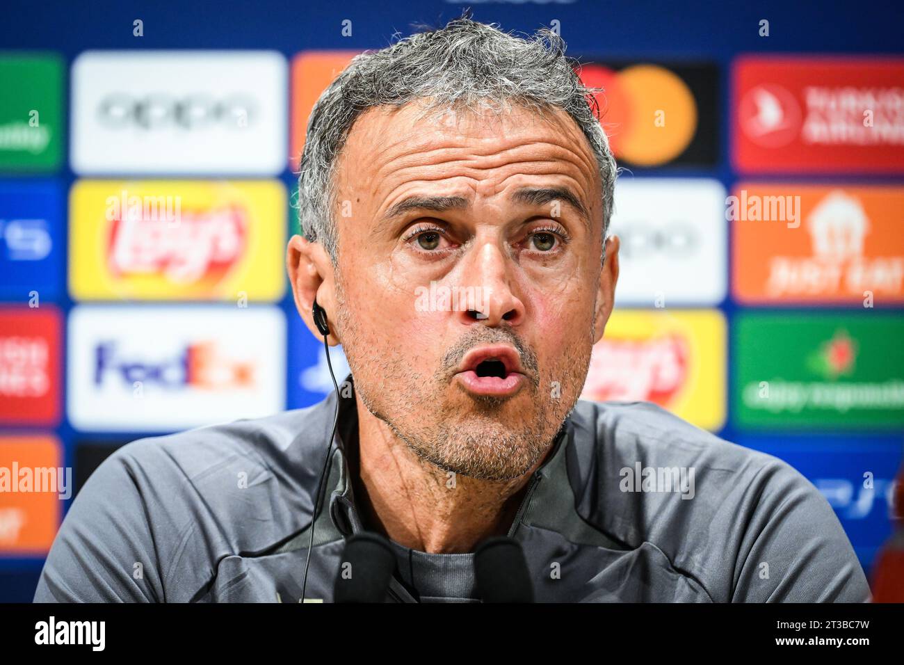 Paris saint germain press conference training hi-res stock photography ...