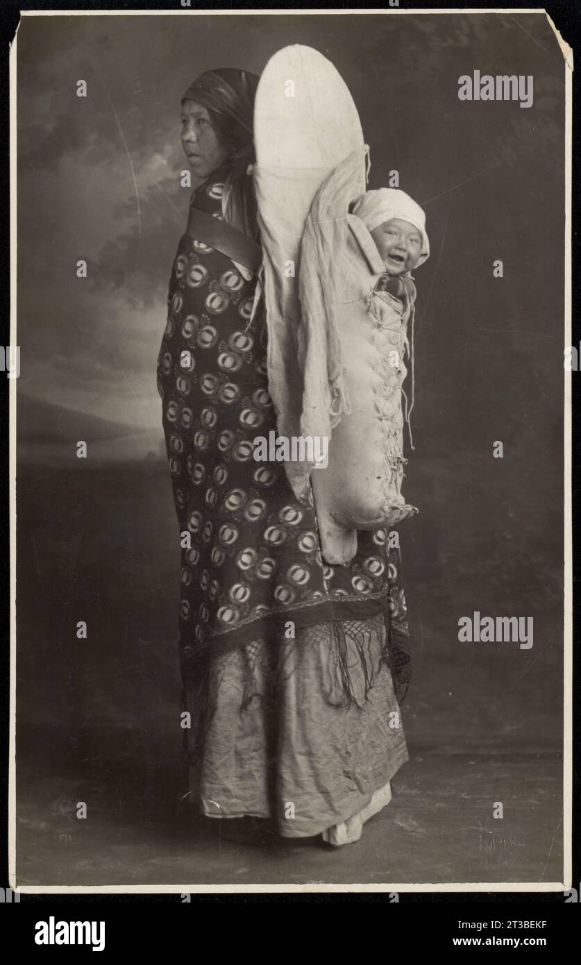 Blackfeet Indian Mother & papoose Stock Photo - Alamy