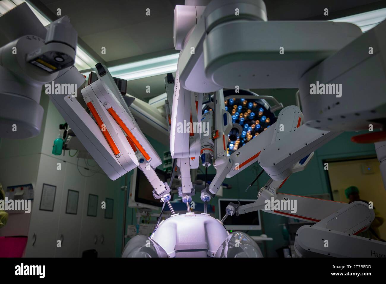 OP-Roboter HUGO Pressevorstellung. OP-Roboter HUGO kommt erstmals in ...