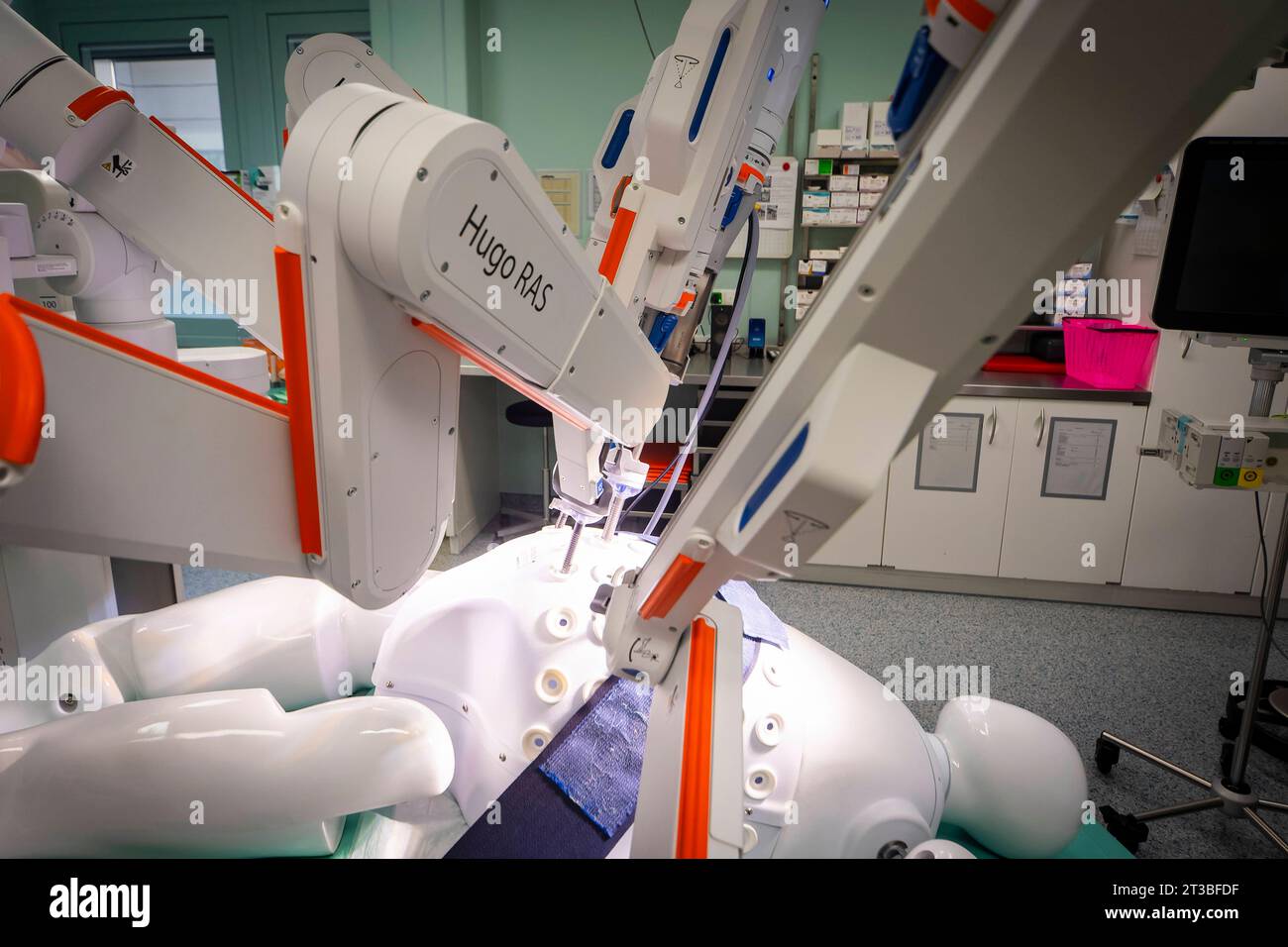 OP-Roboter HUGO Pressevorstellung. OP-Roboter HUGO kommt erstmals in ...