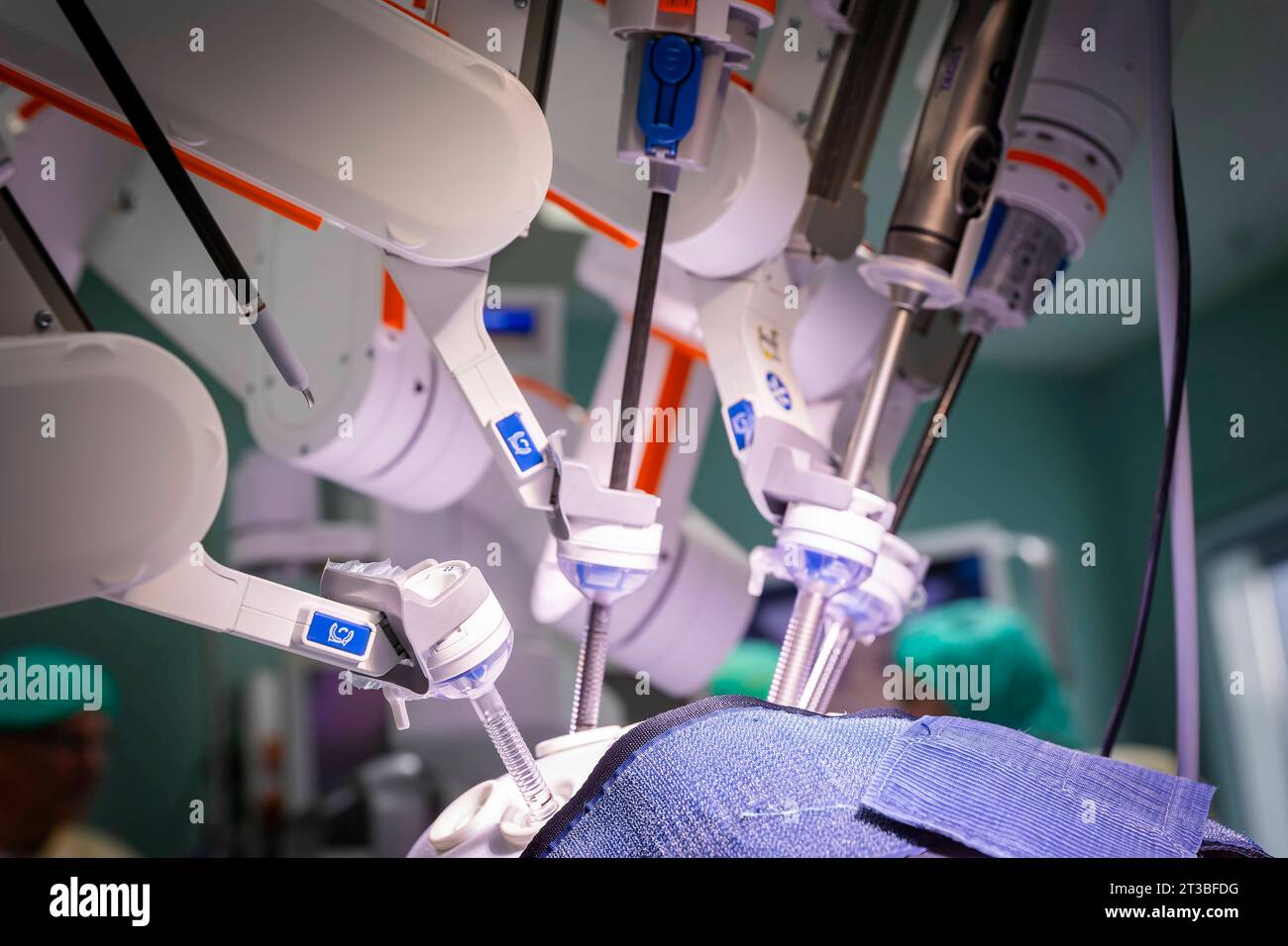 OP-Roboter HUGO Pressevorstellung. OP-Roboter HUGO kommt erstmals in ...