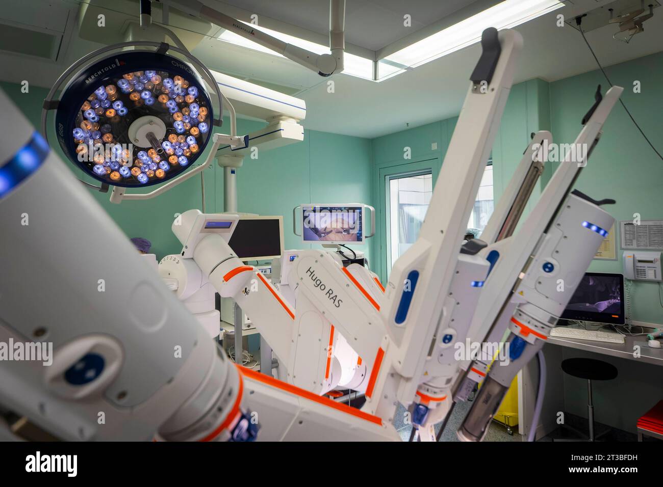 OP-Roboter HUGO Pressevorstellung. OP-Roboter HUGO kommt erstmals in ...