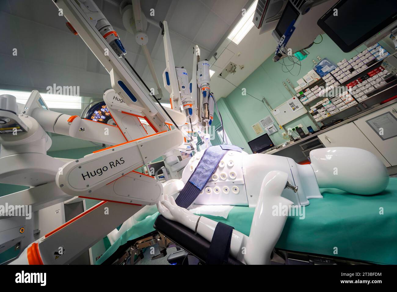 OP-Roboter HUGO Pressevorstellung. OP-Roboter HUGO kommt erstmals in ...