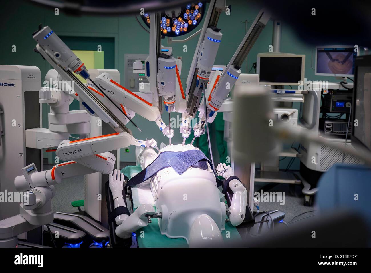 OP-Roboter HUGO Pressevorstellung. OP-Roboter HUGO kommt erstmals in ...