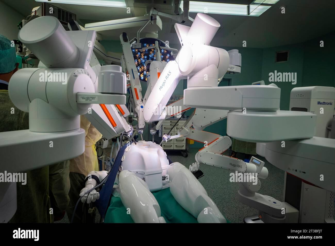 OP-Roboter HUGO Pressevorstellung. OP-Roboter HUGO kommt erstmals in ...