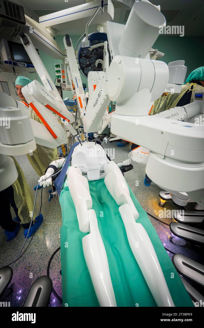 OP-Roboter HUGO Pressevorstellung. OP-Roboter HUGO kommt erstmals in ...