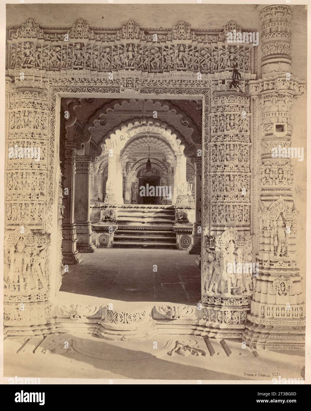 Hathi Singh's Mandir, looking through the gateway Stock Photo - Alamy