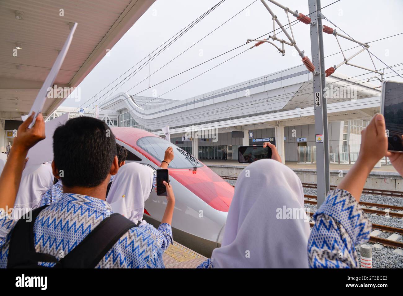 Jakarta, Indonesia. 24th Oct, 2023. Students from Ngamprah No.3 Junior High School take photos ...