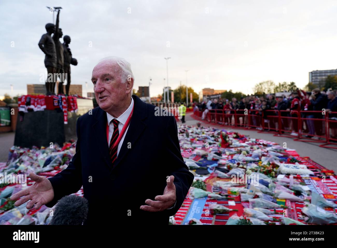 Former Manchester UNited player Alex Stepney visits the tributes in ...