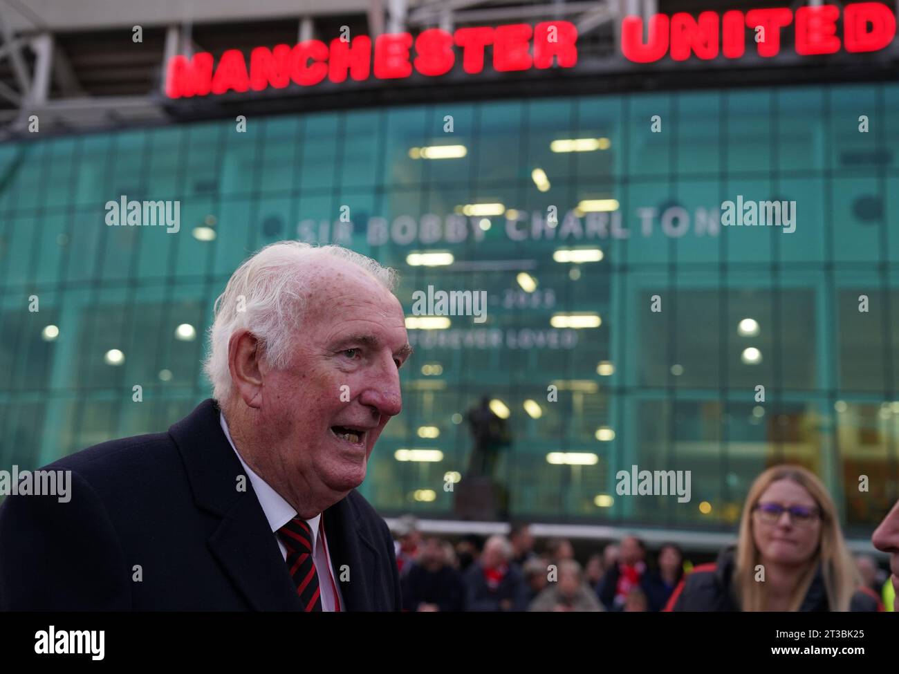 Former Manchester UNited player Alex Stepney visits the tributes in ...