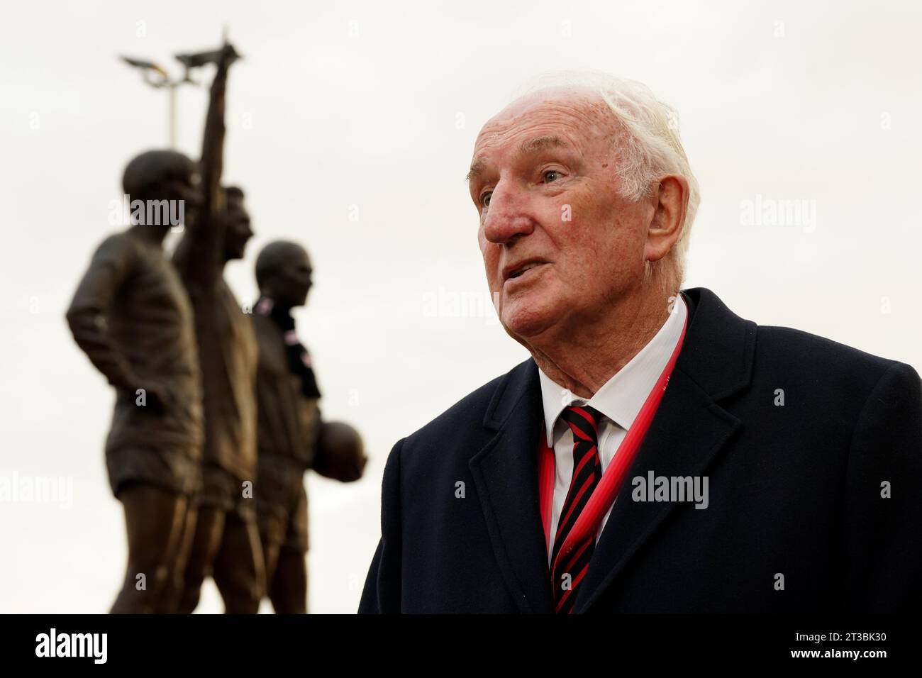Former Manchester UNited player Alex Stepney visits the tributes in ...