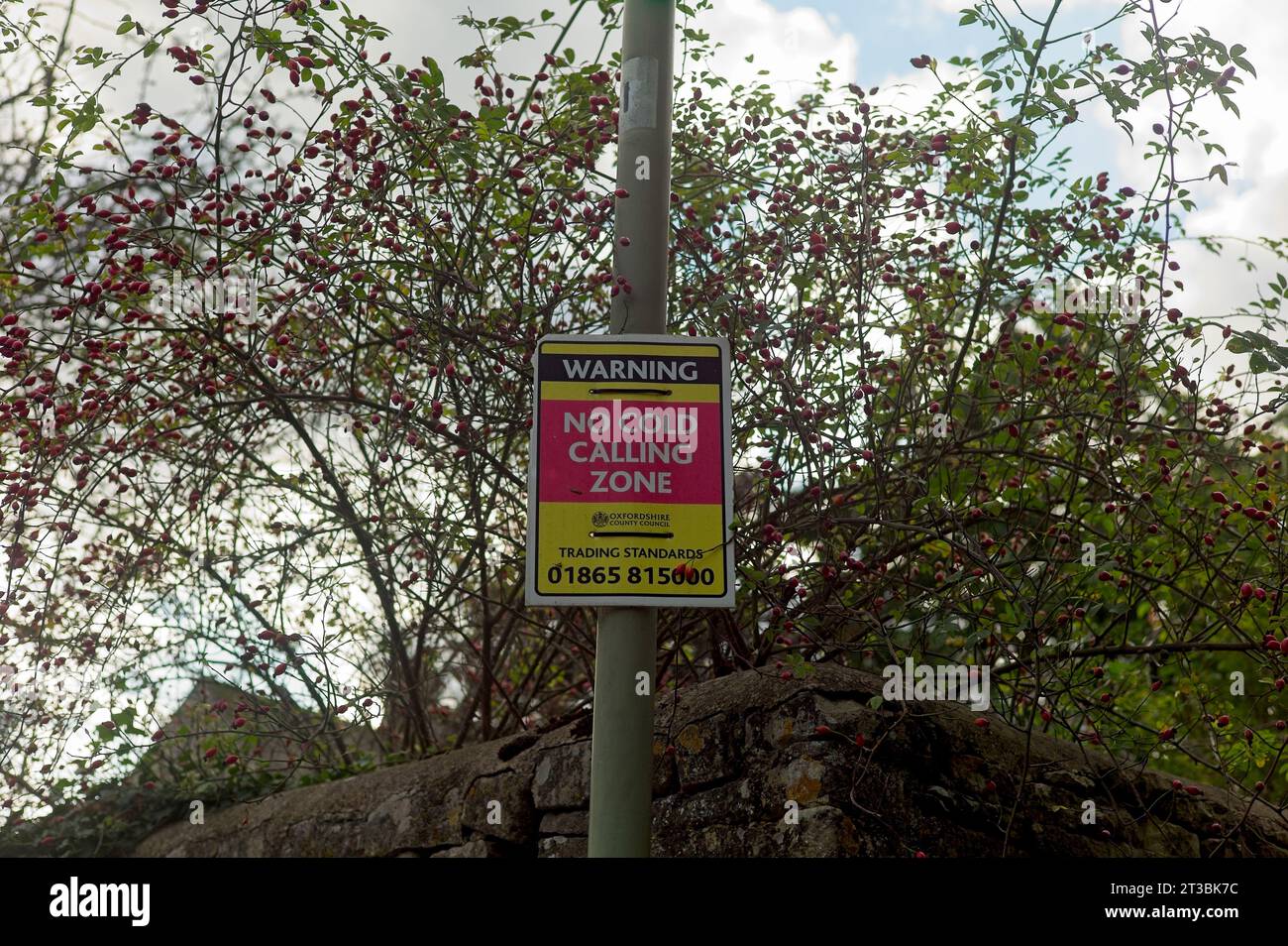 "Warning: no cold calling zone" sign in Burford, west Oxfordshire Stock ...