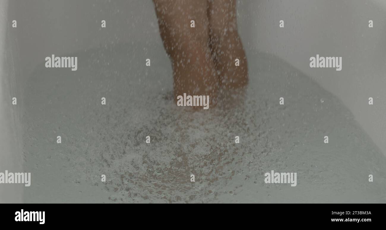 Droplets splashing into bath tub in super slow-motion during night ...