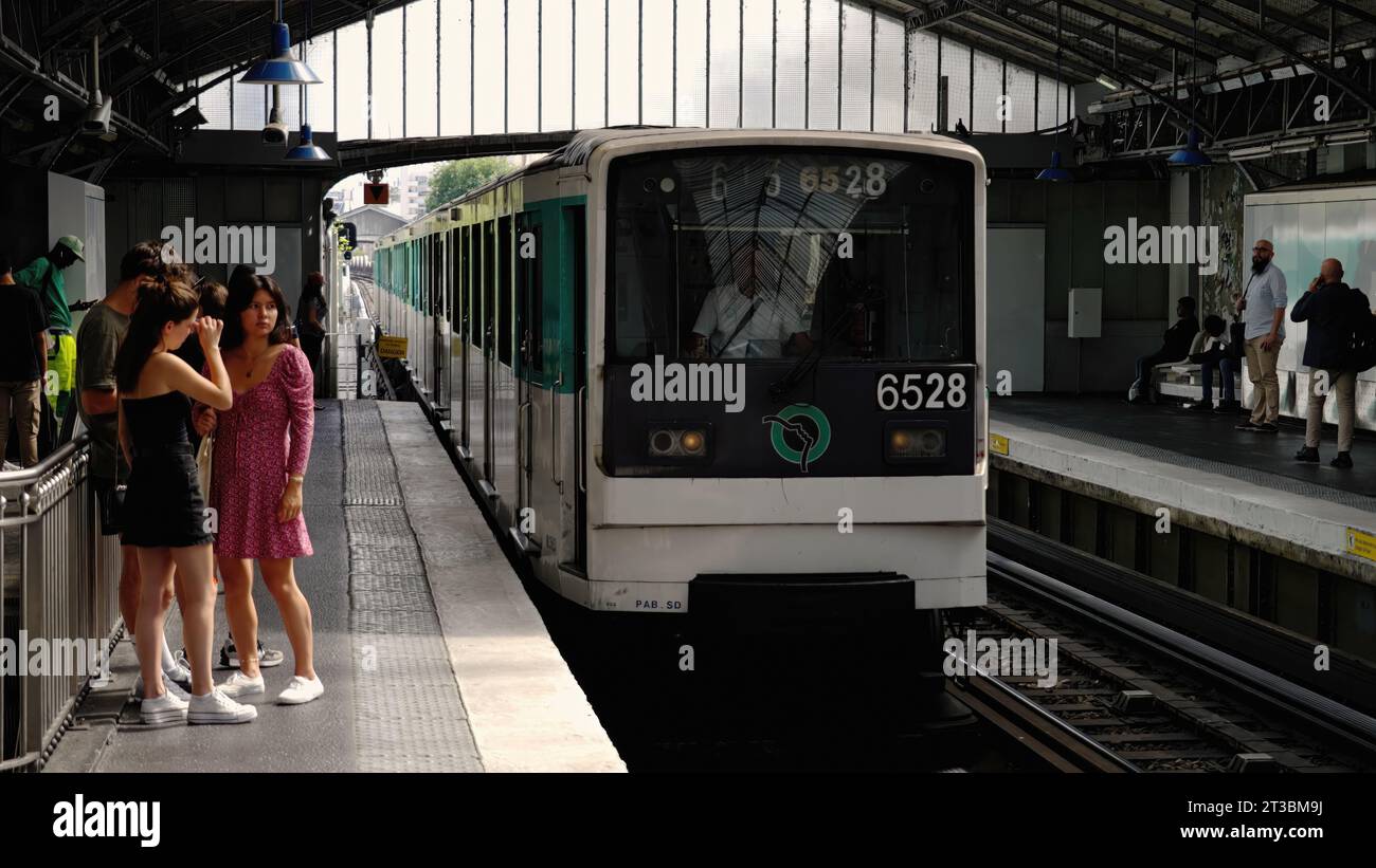 Paris metro overground hi-res stock photography and images - Alamy