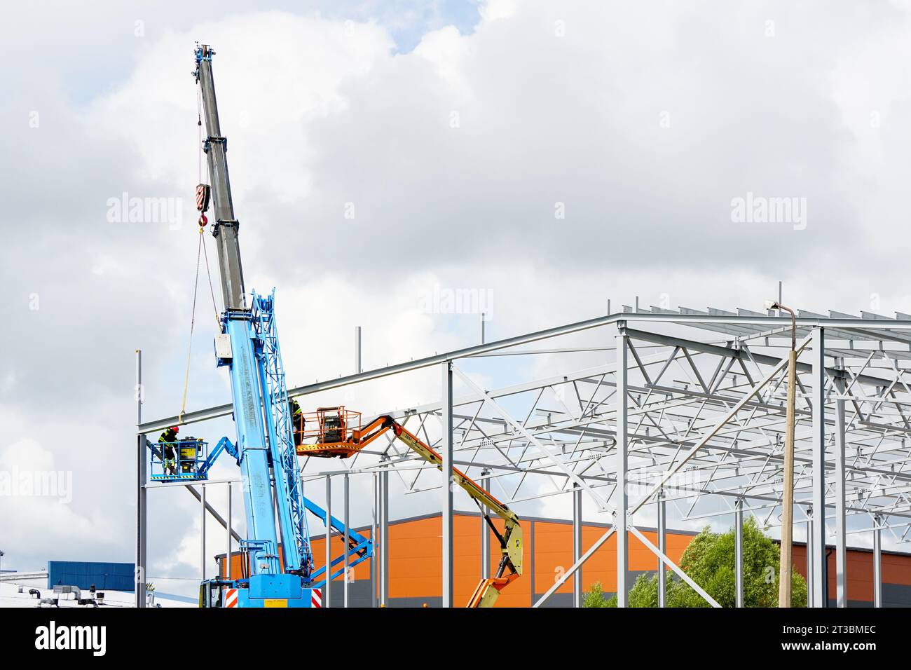 Large volume steel frame structure assembly using telescopic boom crane ...