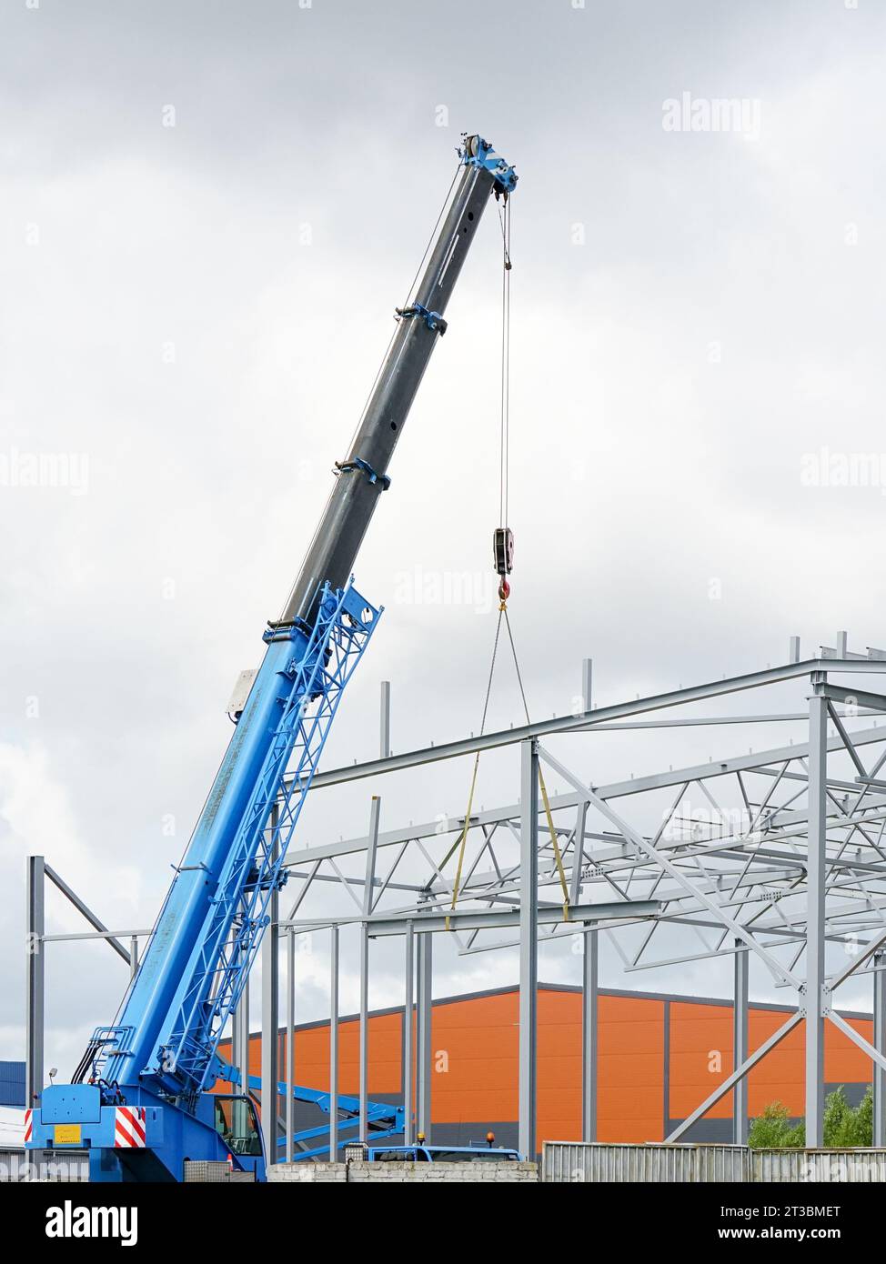 Large volume steel frame structure assembly using telescopic boom crane ...
