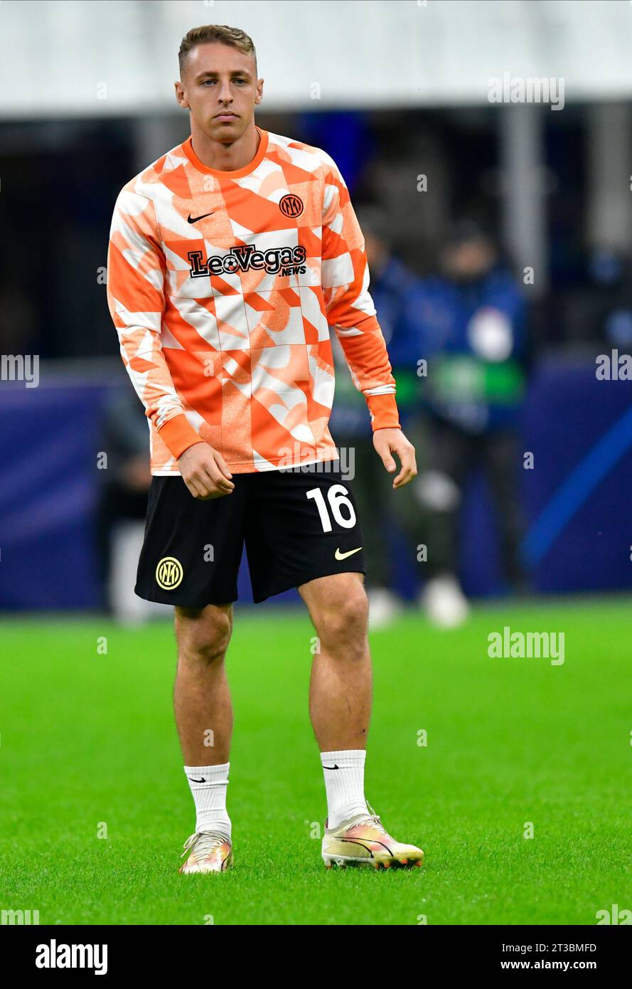 Milano, Italy. 24th Oct, 2023. Davide Frattesi (16) of Inter is warming ...