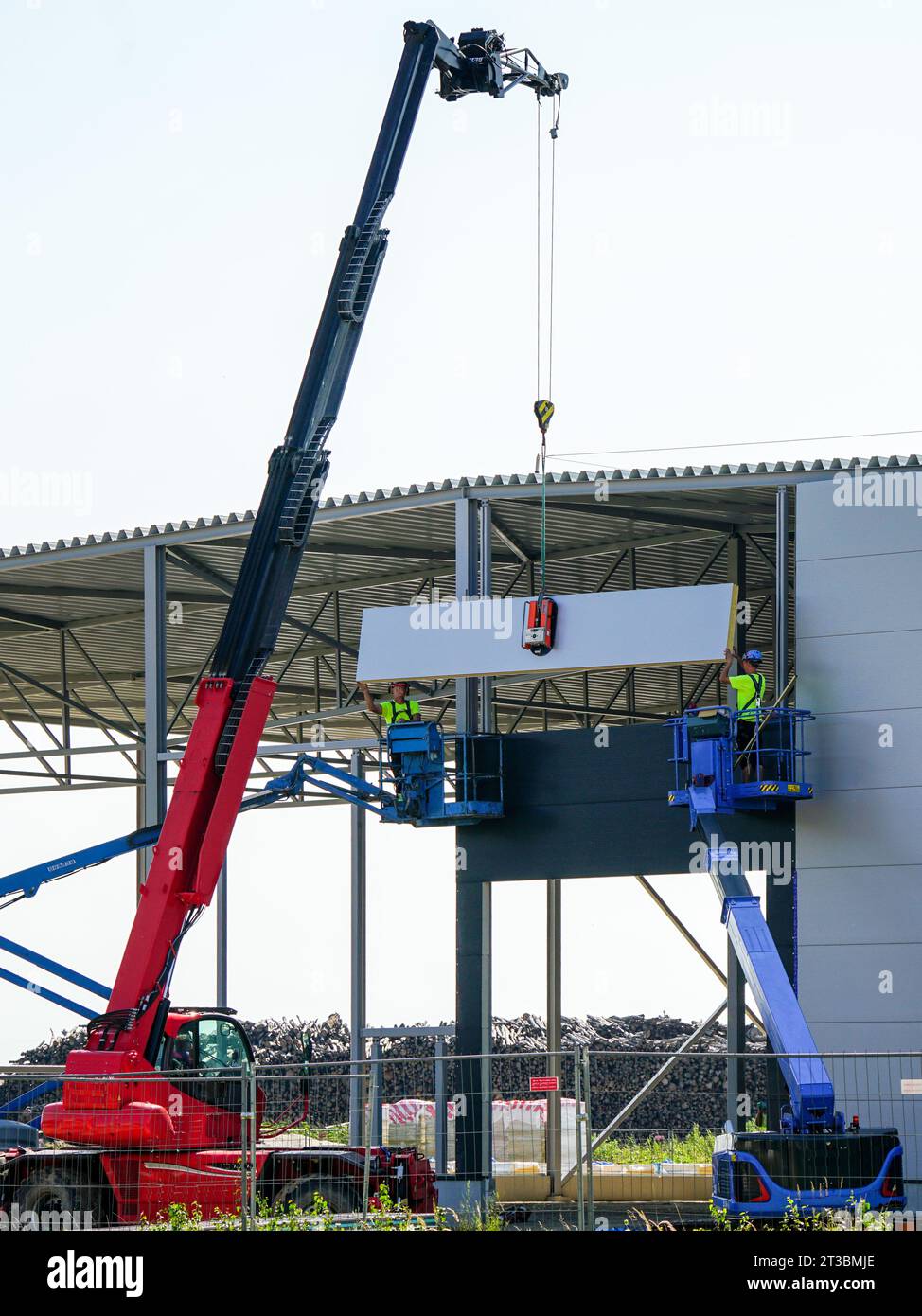 Sandwich panels wall assembly using telescopic boom crane and two self ...