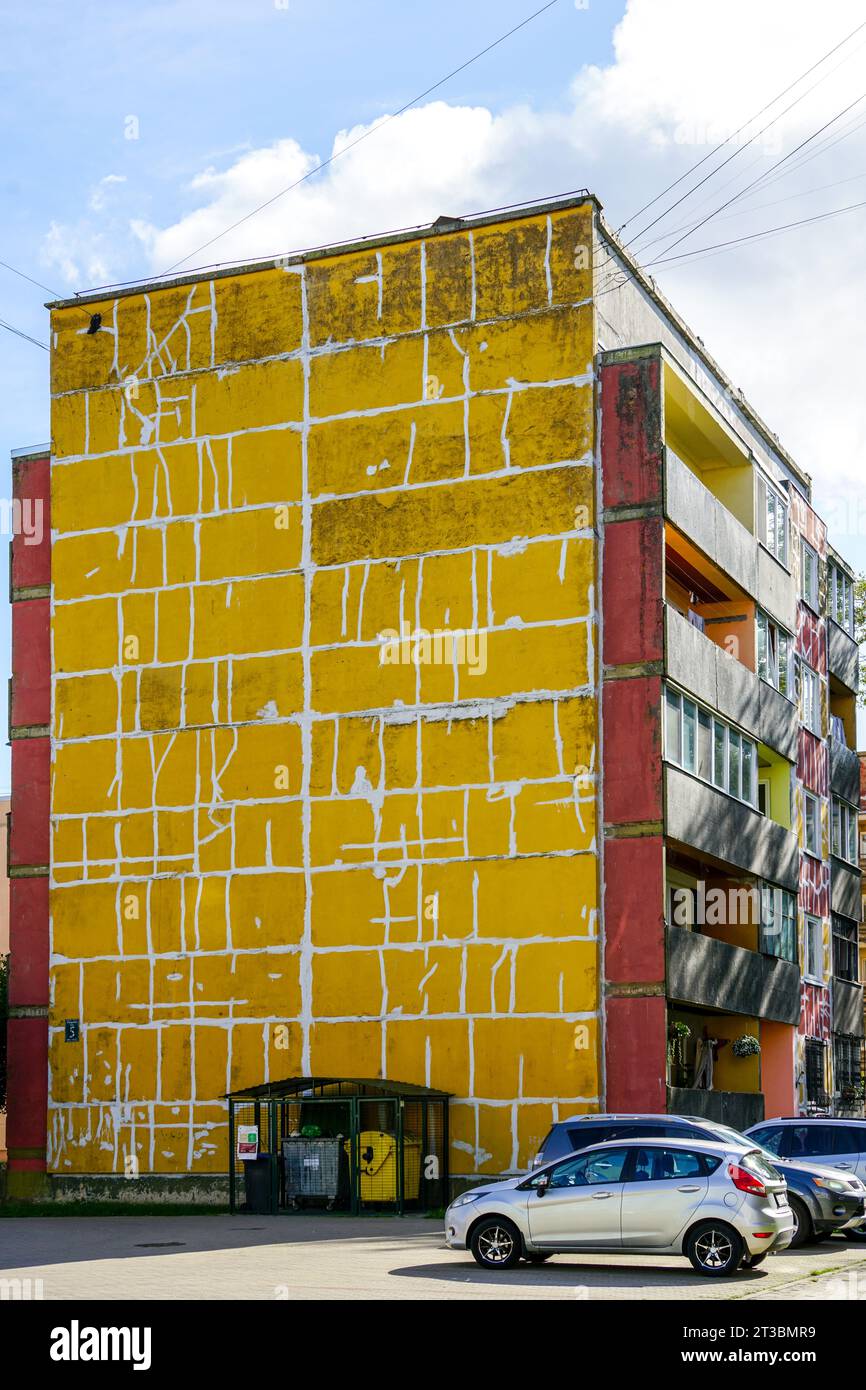 End wall of a five-story apartment building with reinforced concrete ...
