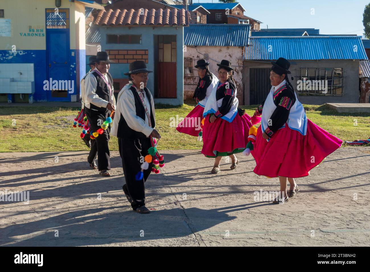Groups of Peruvian dancers from the Lukina community in Peru Stock ...