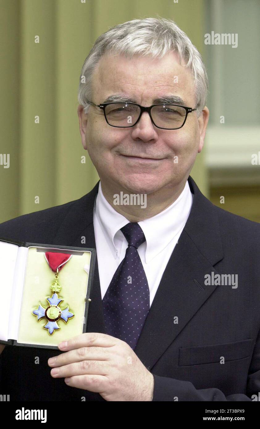 File photo dated 27/3/2001 of former Coronation Street star, stage and ...