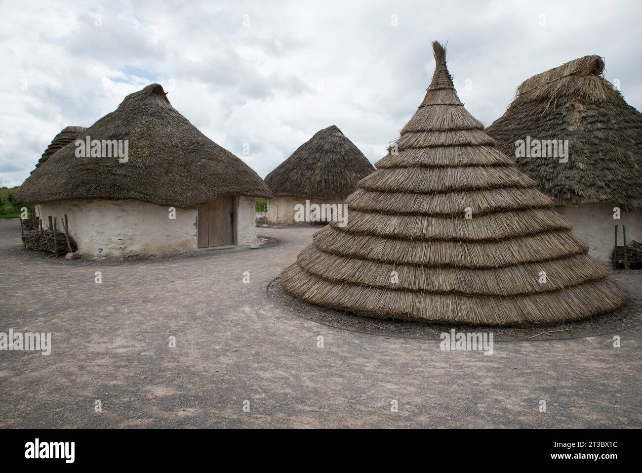Replica Neolithic houses next to Stonehenge Stock Photo - Alamy